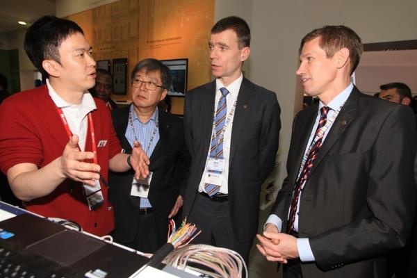 인터넷 신기술을 직접 확인하고자 KT부스를 방문한 에릭슨-LG CEO