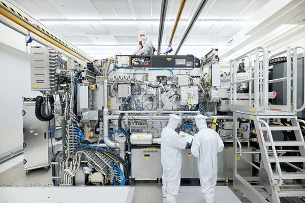 EUV 막힌 중국, “미세화 대신 3D로 간다”...선단 패키징으로 반격